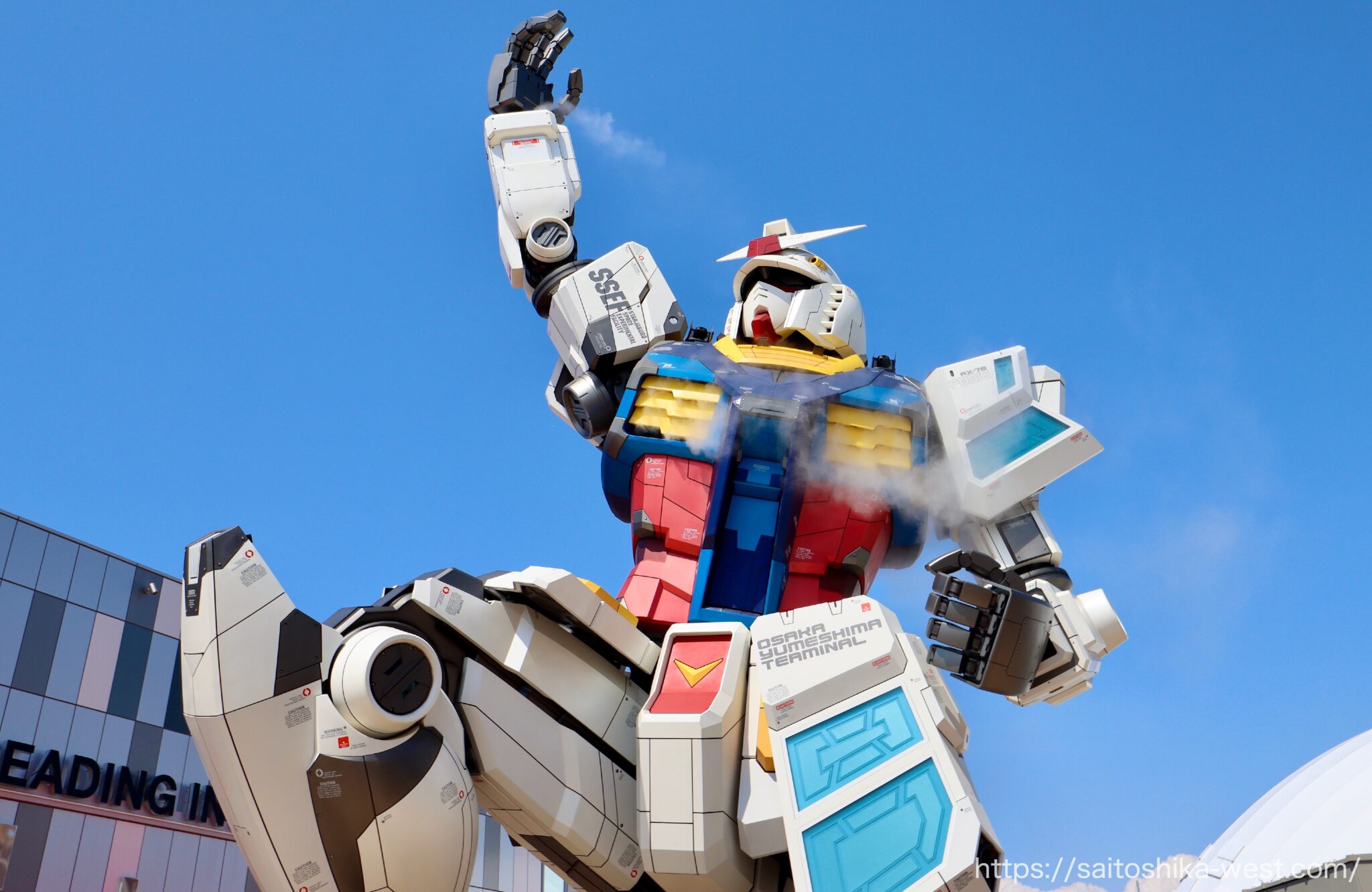 大阪・関西万博に実物大ガンダム出現！ガンダムポーズで記念撮影続出、まるで“道頓堀のグリコ”！高さ制限と未来への想いを込めた片膝ポーズの秘密とは ...